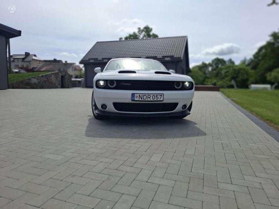 Balts Dodge Challenger 2022 Telšiai, ar dzinēja tilpumu 3.60 L un nobraukumu 73 tūkst. km par 17500 €, foto 3 vietnē AUTOMOTO.COM.LV
