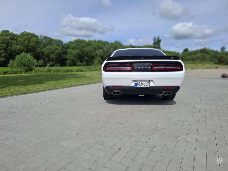 Balts Dodge Challenger 2022 Telšiai, ar dzinēja tilpumu 3.60 L un nobraukumu 73 tūkst. km par 17500 €, foto 8 vietnē AUTOMOTO.COM.LV