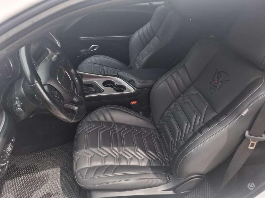 Balts Dodge Challenger 2022 Telšiai, ar dzinēja tilpumu 3.60 L un nobraukumu 73 tūkst. km par 17500 €, foto 18 vietnē AUTOMOTO.COM.LV