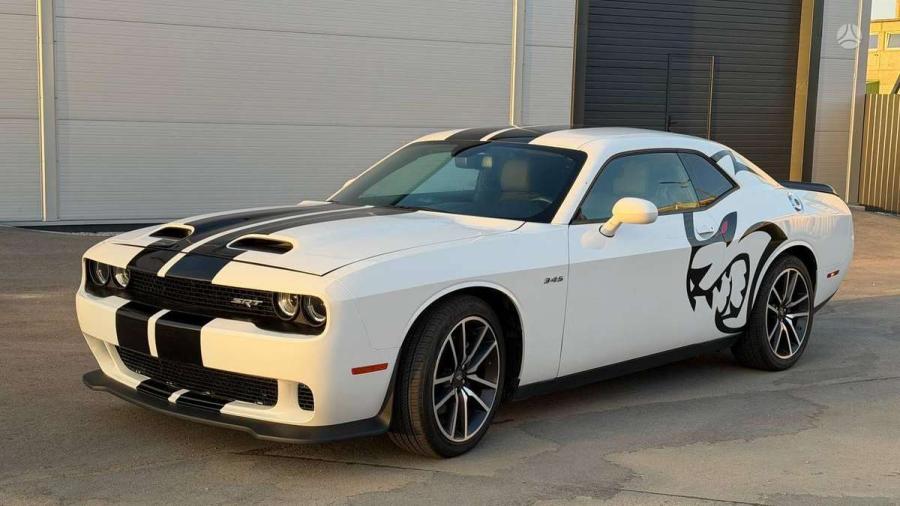 Balts Dodge Challenger 2023 Klaipėda, ar dzinēja tilpumu 5.65 L un nobraukumu 61 tūkst. km par 27900 €, foto 1 vietnē AUTOMOTO.COM.LV