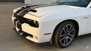 Balts Dodge Challenger 2023 Klaipėda, ar dzinēja tilpumu 5.65 L un nobraukumu 61 tūkst. km par 27900 €, foto 3 vietnē AUTOMOTO.COM.LV