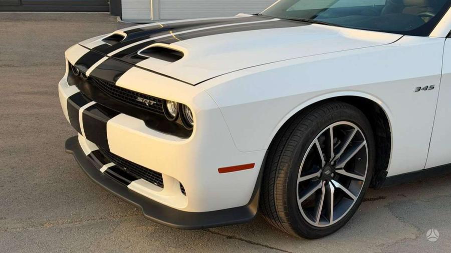 Balts Dodge Challenger 2023 Klaipėda, ar dzinēja tilpumu 5.65 L un nobraukumu 61 tūkst. km par 27900 €, foto 3 vietnē AUTOMOTO.COM.LV