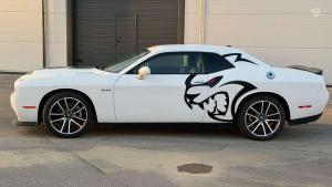Balts Dodge Challenger 2023 Klaipėda, ar dzinēja tilpumu 5.65 L un nobraukumu 61 tūkst. km par 27900 €, foto 4 vietnē AUTOMOTO.COM.LV