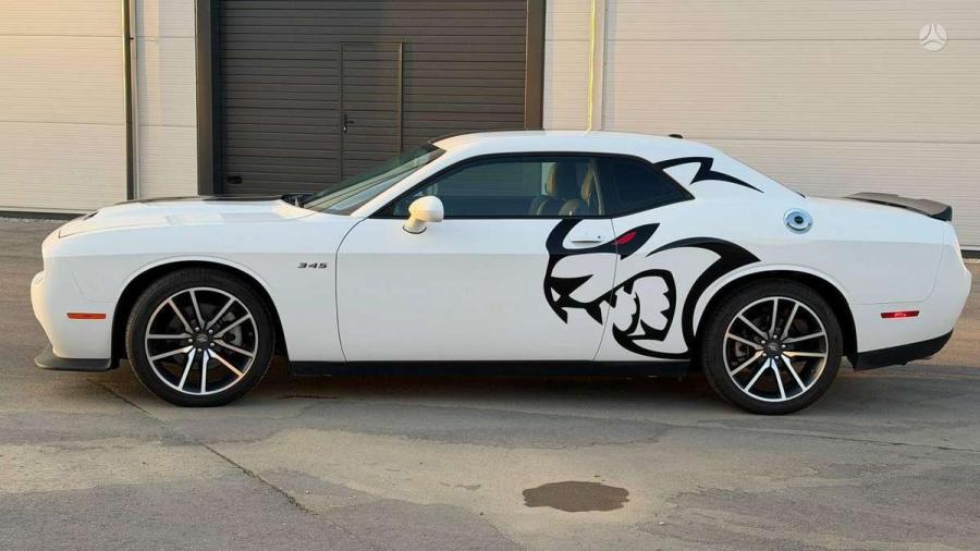 Balts Dodge Challenger 2023 Klaipėda, ar dzinēja tilpumu 5.65 L un nobraukumu 61 tūkst. km par 27900 €, foto 4 vietnē AUTOMOTO.COM.LV