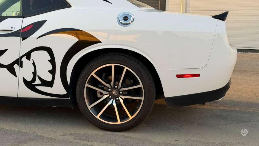 Balts Dodge Challenger 2023 Klaipėda, ar dzinēja tilpumu 5.65 L un nobraukumu 61 tūkst. km par 27900 €, foto 7 vietnē AUTOMOTO.COM.LV