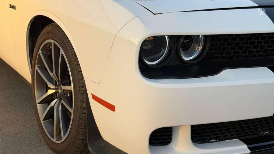 Balts Dodge Challenger 2023 Klaipėda, ar dzinēja tilpumu 5.65 L un nobraukumu 61 tūkst. km par 27900 €, foto 11 vietnē AUTOMOTO.COM.LV