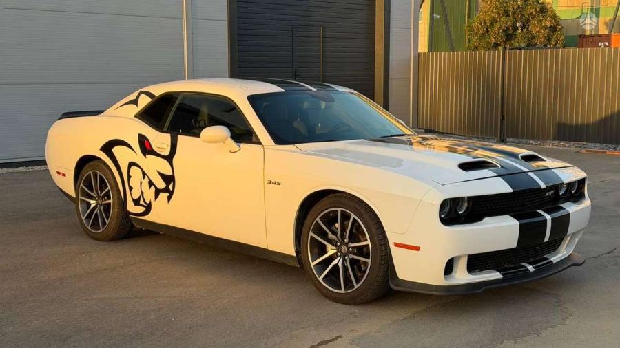 Balts Dodge Challenger 2023 Klaipėda, ar dzinēja tilpumu 5.65 L un nobraukumu 61 tūkst. km par 27900 €, foto 12 vietnē AUTOMOTO.COM.LV