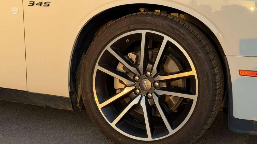 Balts Dodge Challenger 2023 Klaipėda, ar dzinēja tilpumu 5.65 L un nobraukumu 61 tūkst. km par 27900 €, foto 13 vietnē AUTOMOTO.COM.LV