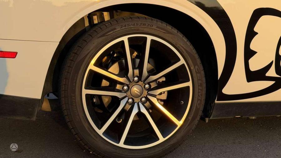 Balts Dodge Challenger 2023 Klaipėda, ar dzinēja tilpumu 5.65 L un nobraukumu 61 tūkst. km par 27900 €, foto 16 vietnē AUTOMOTO.COM.LV
