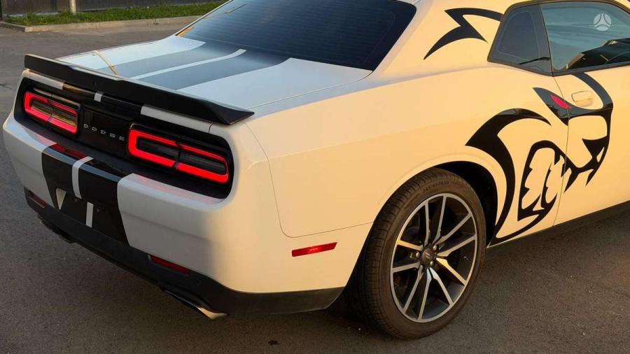 Balts Dodge Challenger 2023 Klaipėda, ar dzinēja tilpumu 5.65 L un nobraukumu 61 tūkst. km par 27900 €, foto 17 vietnē AUTOMOTO.COM.LV