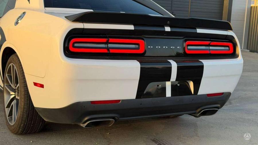 Balts Dodge Challenger 2023 Klaipėda, ar dzinēja tilpumu 5.65 L un nobraukumu 61 tūkst. km par 27900 €, foto 21 vietnē AUTOMOTO.COM.LV