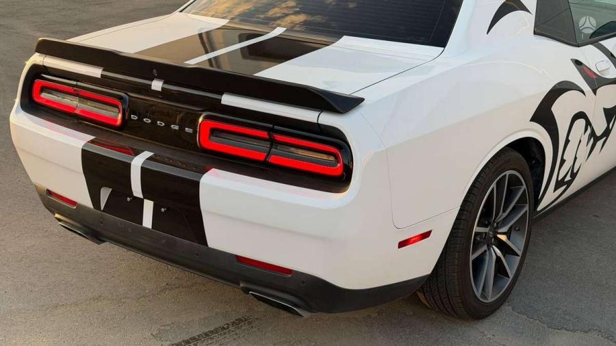 Balts Dodge Challenger 2023 Klaipėda, ar dzinēja tilpumu 5.65 L un nobraukumu 61 tūkst. km par 27900 €, foto 22 vietnē AUTOMOTO.COM.LV