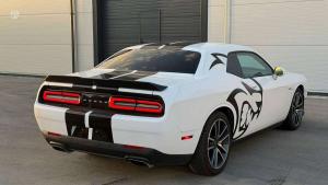 Balts Dodge Challenger 2023 Klaipėda, ar dzinēja tilpumu 5.65 L un nobraukumu 61 tūkst. km par 27900 €, foto 23 vietnē AUTOMOTO.COM.LV