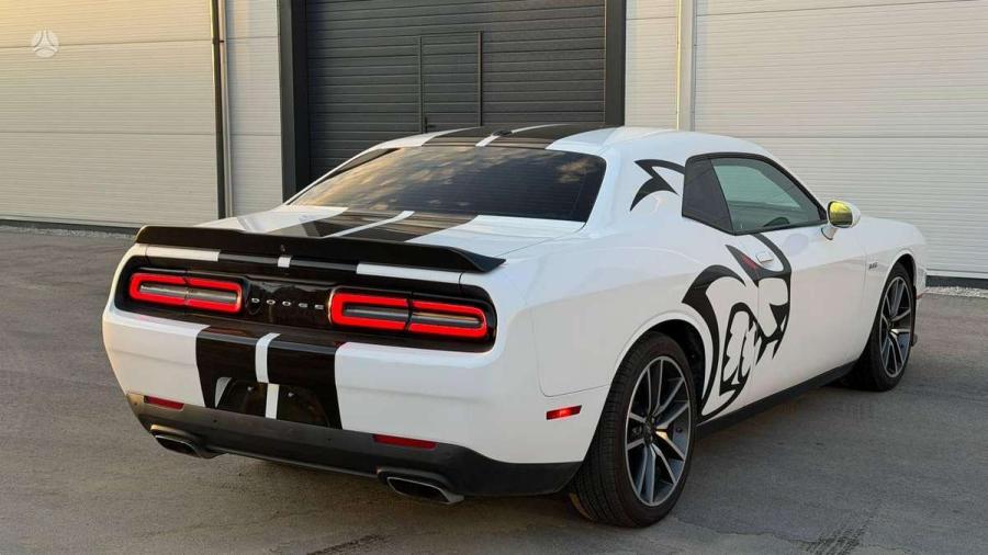 Balts Dodge Challenger 2023 Klaipėda, ar dzinēja tilpumu 5.65 L un nobraukumu 61 tūkst. km par 27900 €, foto 23 vietnē AUTOMOTO.COM.LV