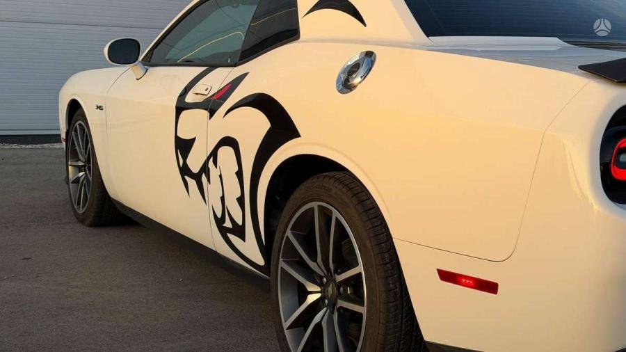 Balts Dodge Challenger 2023 Klaipėda, ar dzinēja tilpumu 5.65 L un nobraukumu 61 tūkst. km par 27900 €, foto 26 vietnē AUTOMOTO.COM.LV
