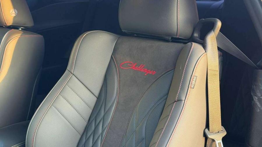 Balts Dodge Challenger 2023 Klaipėda, ar dzinēja tilpumu 5.65 L un nobraukumu 61 tūkst. km par 27900 €, foto 30 vietnē AUTOMOTO.COM.LV