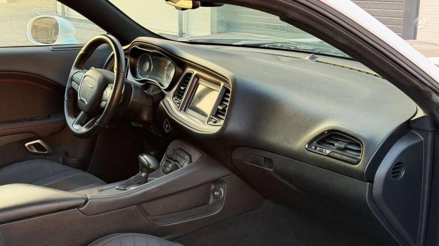 Balts Dodge Challenger 2023 Klaipėda, ar dzinēja tilpumu 5.65 L un nobraukumu 61 tūkst. km par 27900 €, foto 32 vietnē AUTOMOTO.COM.LV
