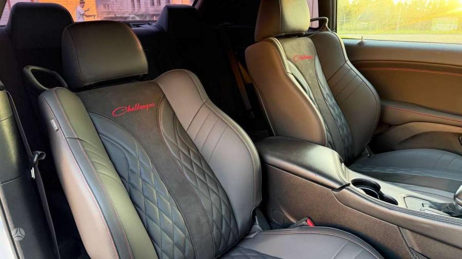 Balts Dodge Challenger 2023 Klaipėda, ar dzinēja tilpumu 5.65 L un nobraukumu 61 tūkst. km par 27900 €, foto 33 vietnē AUTOMOTO.COM.LV