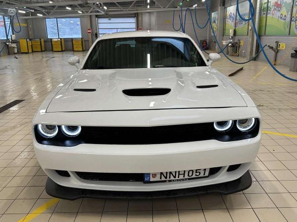 White Dodge Challenger 2019 in Vilnius, with an engine capacity of 3.60 L and mileage of 159 thousand km for 13800 €, photo 2 on AUTOMOTO.COM.LV