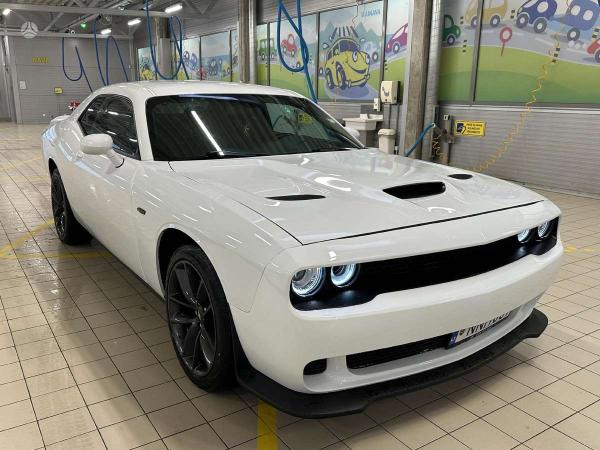 White Dodge Challenger 2019 in Vilnius, with an engine capacity of 3.60 L and mileage of 159 thousand km for 13800 €, photo 3 on AUTOMOTO.COM.LV