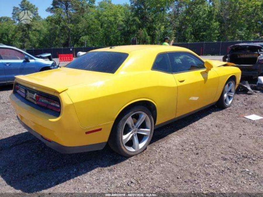 Yellow Dodge Challenger 2017 in Klaipeda, with an engine capacity of 5.70 L and mileage of 177 thousand km for 3000 €, photo 5 on AUTOMOTO.COM.LV