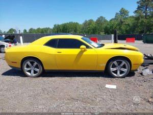 Yellow Dodge Challenger 2017 in Klaipeda, with an engine capacity of 5.70 L and mileage of 177 thousand km for 3000 €, photo 14 on AUTOMOTO.COM.LV