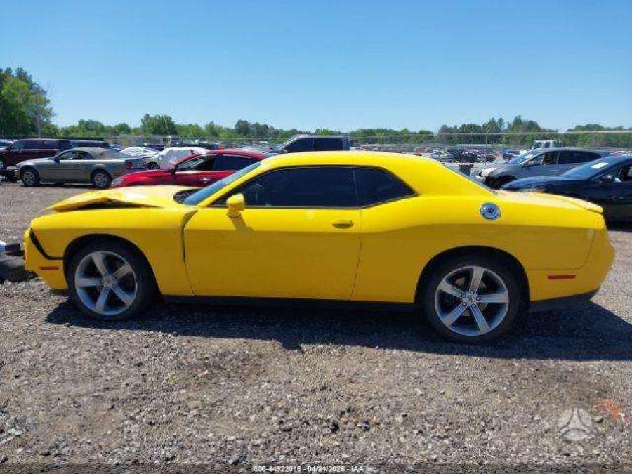 Yellow Dodge Challenger 2017 in Klaipeda, with an engine capacity of 5.70 L and mileage of 177 thousand km for 3000 €, photo 15 on AUTOMOTO.COM.LV