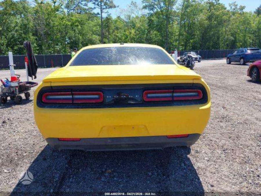 Yellow Dodge Challenger 2017 in Klaipeda, with an engine capacity of 5.70 L and mileage of 177 thousand km for 3000 €, photo 17 on AUTOMOTO.COM.LV