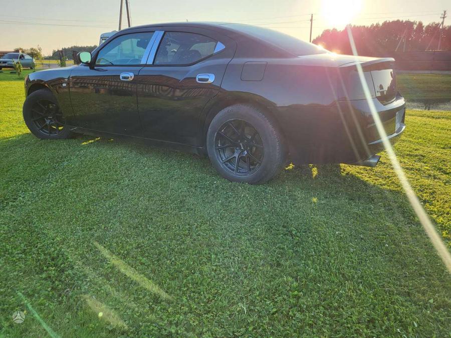 Black Dodge Charger 2007 in Kretinga, with an engine capacity of 3.50 L and mileage of 260 thousand km for 3800 €, photo 8 on AUTOMOTO.COM.LV