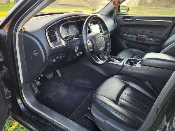 Black Dodge Charger 2007 in Kretinga, with an engine capacity of 3.50 L and mileage of 260 thousand km for 3800 €, photo 9 on AUTOMOTO.COM.LV