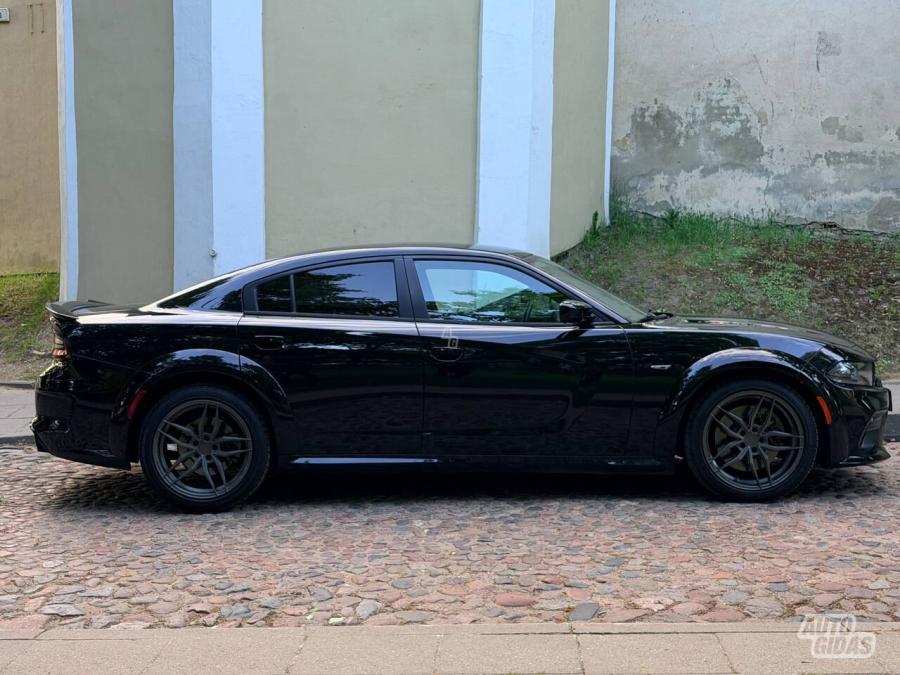 Black Dodge Charger 2016 in Vilnius, with an engine capacity of 5.70 L and mileage of 266 thousand km for 12500 €, photo 5 on AUTOMOTO.COM.LV