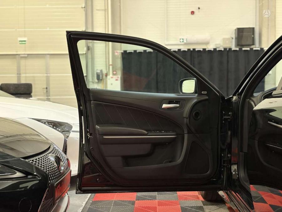 Melns Dodge Charger 2021 Viļņa, ar dzinēja tilpumu 6.42 L un nobraukumu 74 tūkst. km par 35999 €, foto 13 vietnē AUTOMOTO.COM.LV