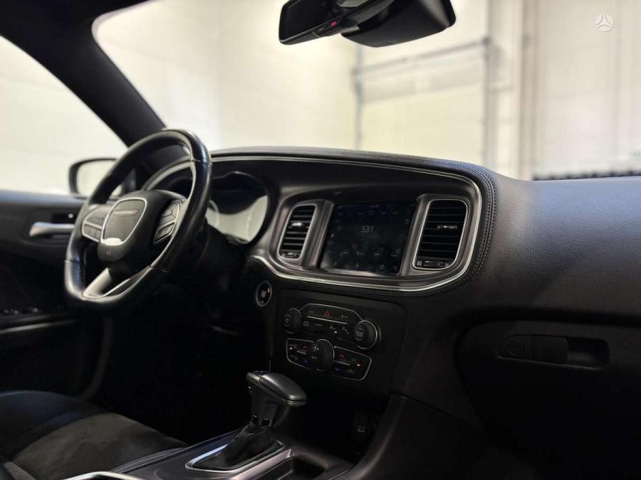 Melns Dodge Charger 2021 Viļņa, ar dzinēja tilpumu 6.42 L un nobraukumu 74 tūkst. km par 35999 €, foto 19 vietnē AUTOMOTO.COM.LV