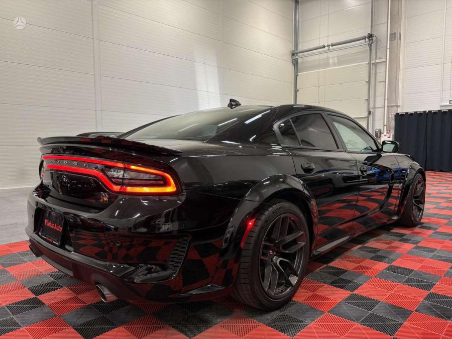 Black Dodge Charger 2021 in Vilnius, with an engine capacity of 6.42 L and mileage of 74 thousand km for 34999 €, photo 5 on AUTOMOTO.COM.LV
