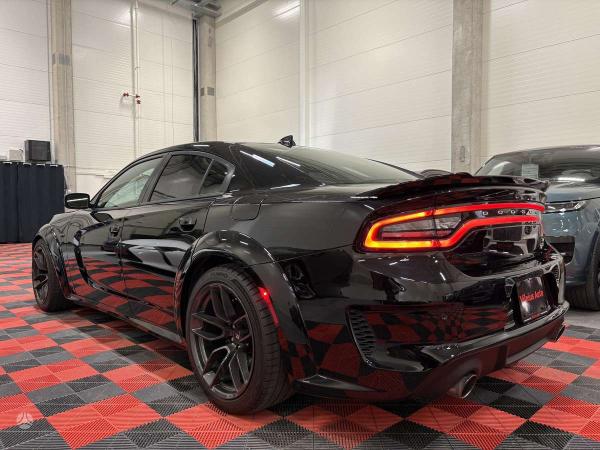 Melns Dodge Charger 2021 Viļņa, ar dzinēja tilpumu 6.42 L un nobraukumu 74 tūkst. km par 34999 €, foto 7 vietnē AUTOMOTO.COM.LV