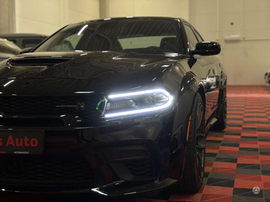 Black Dodge Charger 2021 in Vilnius, with an engine capacity of 6.42 L and mileage of 74 thousand km for 34999 €, photo 8 on AUTOMOTO.COM.LV