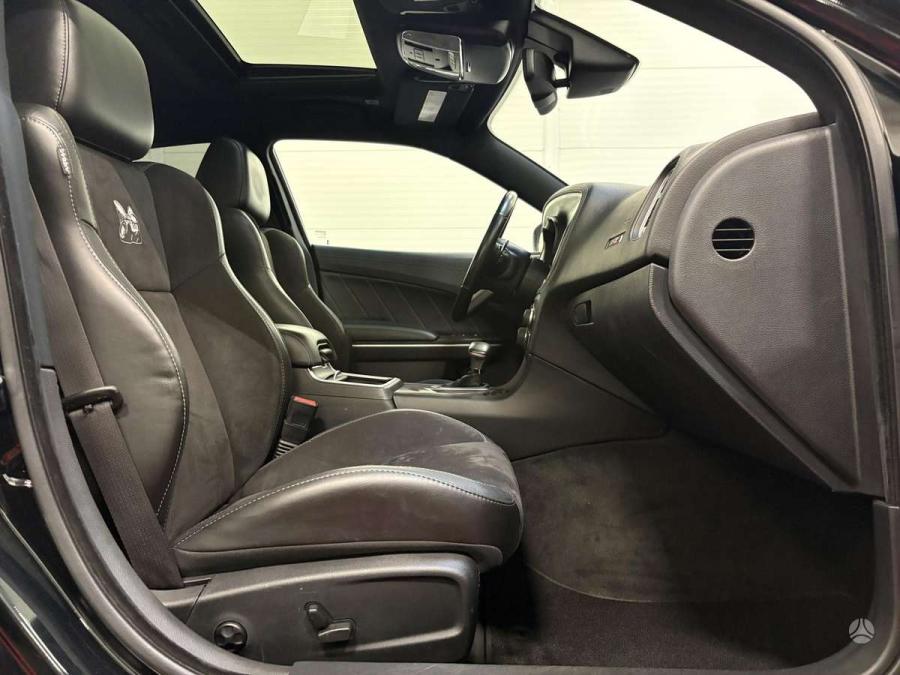 Black Dodge Charger 2021 in Vilnius, with an engine capacity of 6.42 L and mileage of 74 thousand km for 34999 €, photo 18 on AUTOMOTO.COM.LV