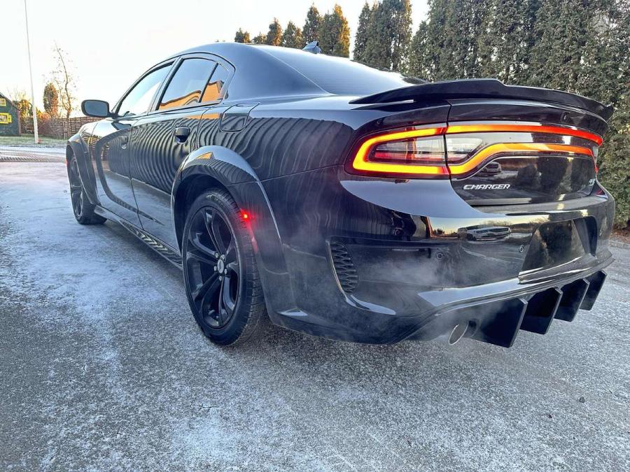 Black Dodge Charger 2022 in Siauliai, with an engine capacity of 5.65 L and mileage of 75 thousand km for 31000 €, photo 2 on AUTOMOTO.COM.LV