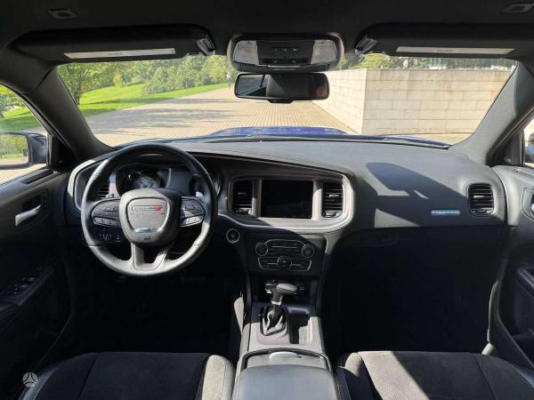 Blue Dodge Charger 2022 in Vilnius, with an engine capacity of 5.70 L and mileage of 77 thousand km for 27830 €, photo 10 on AUTOMOTO.COM.LV