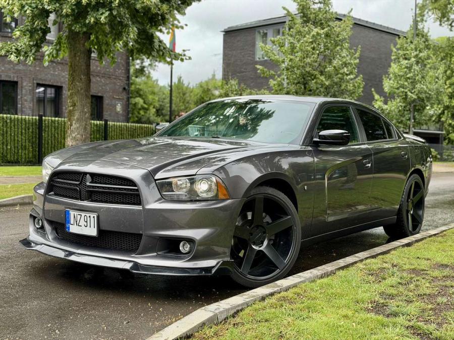 Grey Dodge Charger 2014 in Kaunas, with an engine capacity of 5.65 L and mileage of 260 thousand km for 12950 €, photo 1 on AUTOMOTO.COM.LV