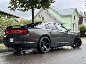 Grey Dodge Charger 2014 in Kaunas, with an engine capacity of 5.65 L and mileage of 260 thousand km for 12950 €, photo 4 on AUTOMOTO.COM.LV