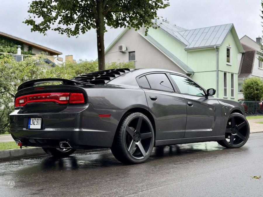 Grey Dodge Charger 2014 in Kaunas, with an engine capacity of 5.65 L and mileage of 260 thousand km for 12950 €, photo 4 on AUTOMOTO.COM.LV