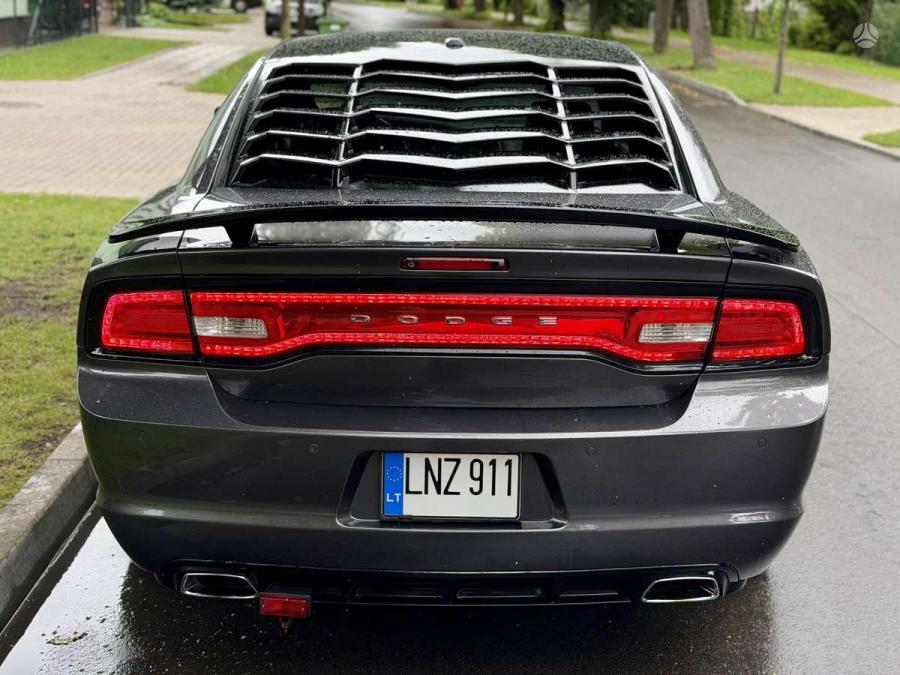 Grey Dodge Charger 2014 in Kaunas, with an engine capacity of 5.65 L and mileage of 260 thousand km for 12950 €, photo 8 on AUTOMOTO.COM.LV