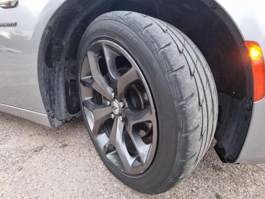 Grey Dodge Charger 2018 in Kaunas, with an engine capacity of 5.70 L and mileage of 180 thousand km for 19250 €, photo 19 on AUTOMOTO.COM.LV
