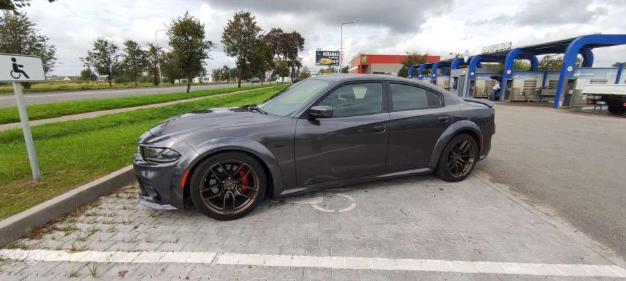 Grey Dodge Charger 2021 in Panevezys, with an engine capacity of 6.42 L and mileage of 78 thousand km for 28900 €, photo 3 on AUTOMOTO.COM.LV