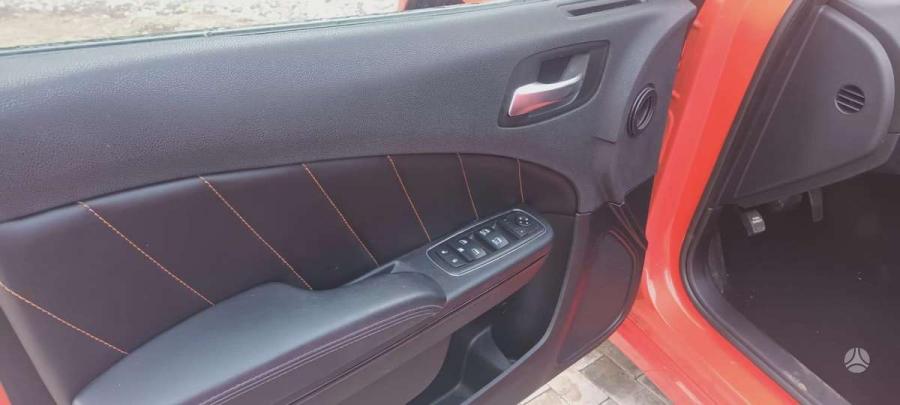 Orange Dodge Charger 2019 in Kaunas, with an engine capacity of 3.60 L and mileage of 51 thousand km for 17700 €, photo 15 on AUTOMOTO.COM.LV