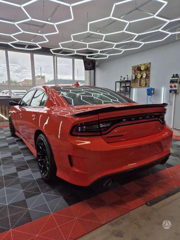 Oranžs Dodge Charger 2022 Panevēža, ar dzinēja tilpumu 6.42 L un nobraukumu 35 tūkst. km par 29990 €, foto 5 vietnē AUTOMOTO.COM.LV