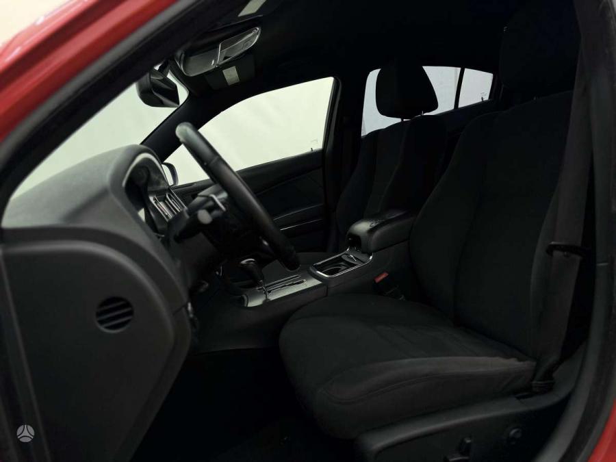 Sarkans Dodge Charger 2014 Viļņa, ar dzinēja tilpumu 5.65 L un nobraukumu 233 tūkst. km par 12800 €, foto 11 vietnē AUTOMOTO.COM.LV