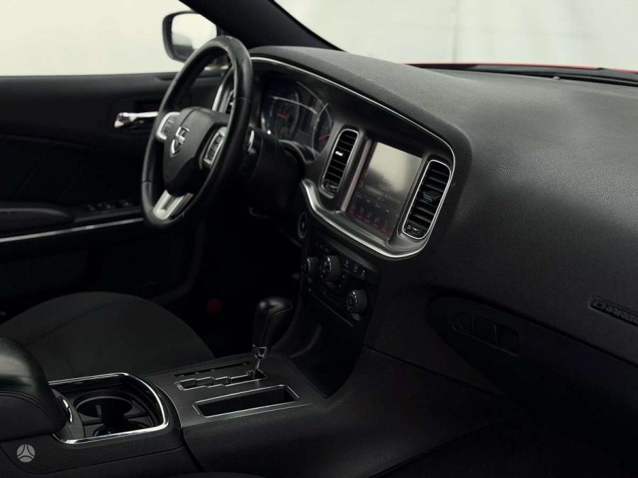 Sarkans Dodge Charger 2014 Viļņa, ar dzinēja tilpumu 5.65 L un nobraukumu 233 tūkst. km par 12800 €, foto 15 vietnē AUTOMOTO.COM.LV