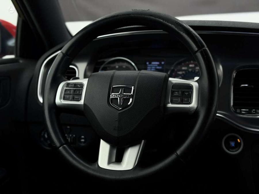 Sarkans Dodge Charger 2014 Viļņa, ar dzinēja tilpumu 5.65 L un nobraukumu 233 tūkst. km par 12800 €, foto 17 vietnē AUTOMOTO.COM.LV